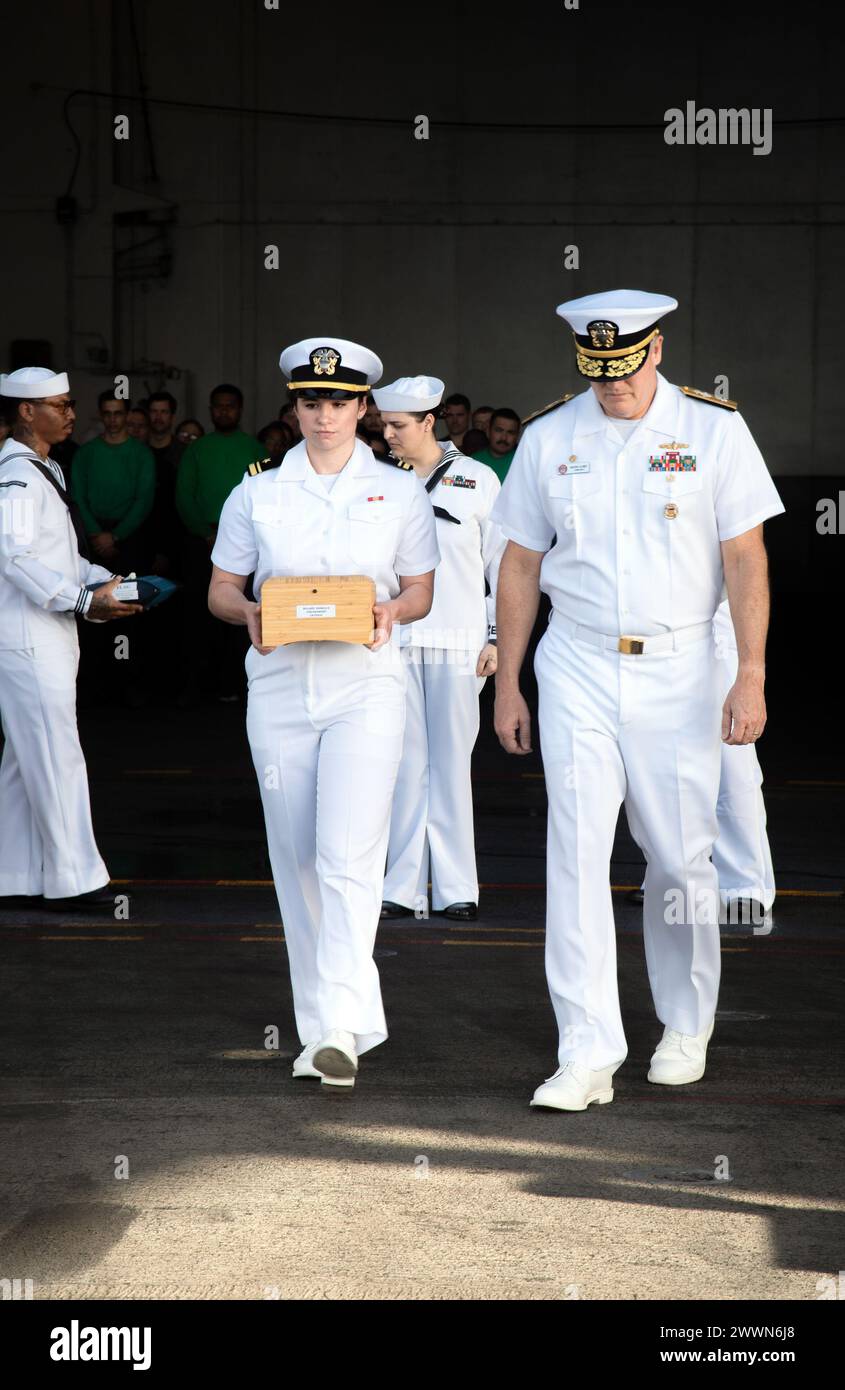 PHILIPPINE SEA (19 février 2024) le Lt. j.g. Sydney Squires, affecté ...