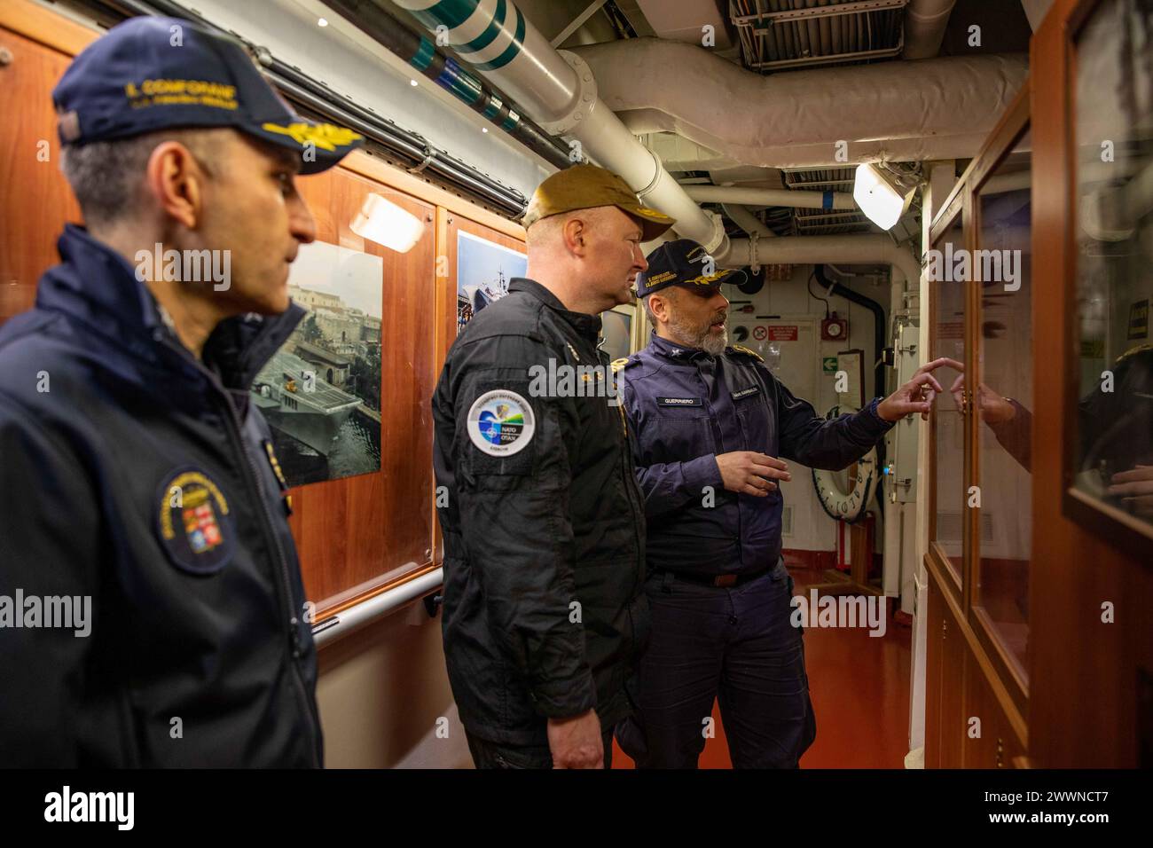 Le Capitaine Marco Guerriero, commandant de l'hélicoptère italien ...