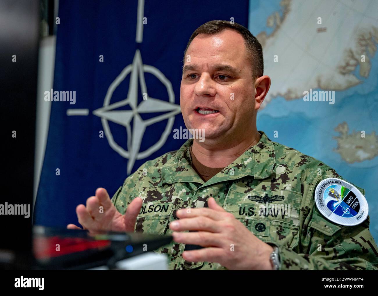 Le contre-amiral Benjamin Nicholson, commandant du Groupe de frappe ...