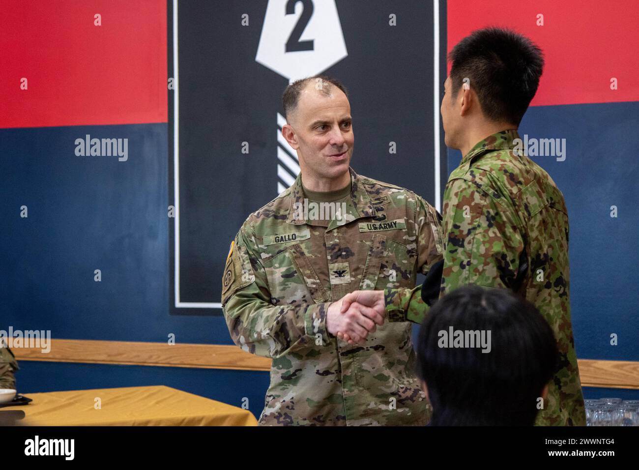 Andrew Gallo, commandant de la 2-2 Stryker Brigade combat Team, remet une pièce aux membres de ...