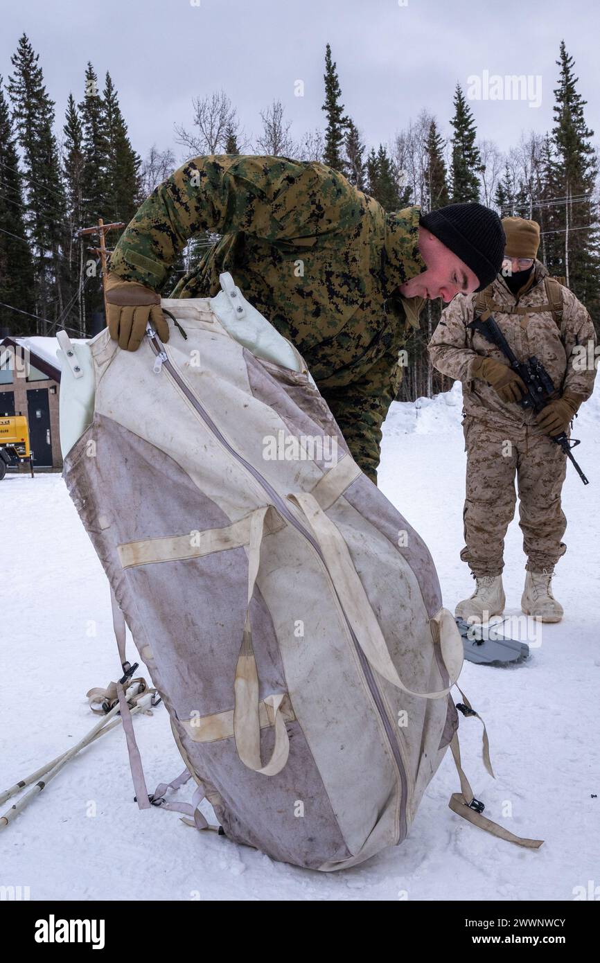 Timothy Pope, un instructeur du kit d'infanterie par temps froid du ...