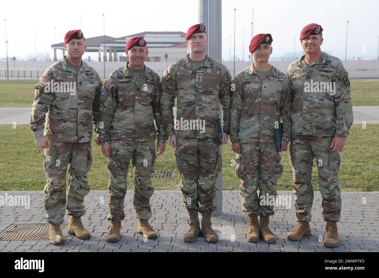 (De gauche à droite) Force opérationnelle sud-européenne de l'armée ...