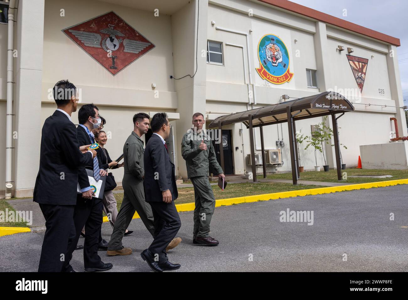 U.S. Marine corps Col. Brett Allison, commandant du Marine Aircraft ...
