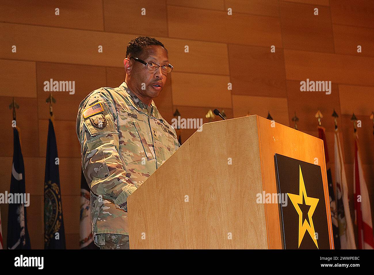 Le Major Gen. Daryl O. Hood, commandant général du 20e Commandement des ...