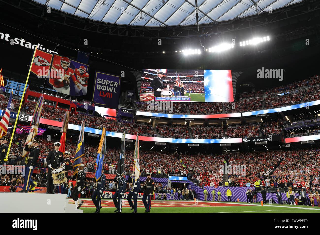 Le joint Armed Forces Color Guard et les batteurs de l'U.S. Navy Band ont présenté les couleurs ...