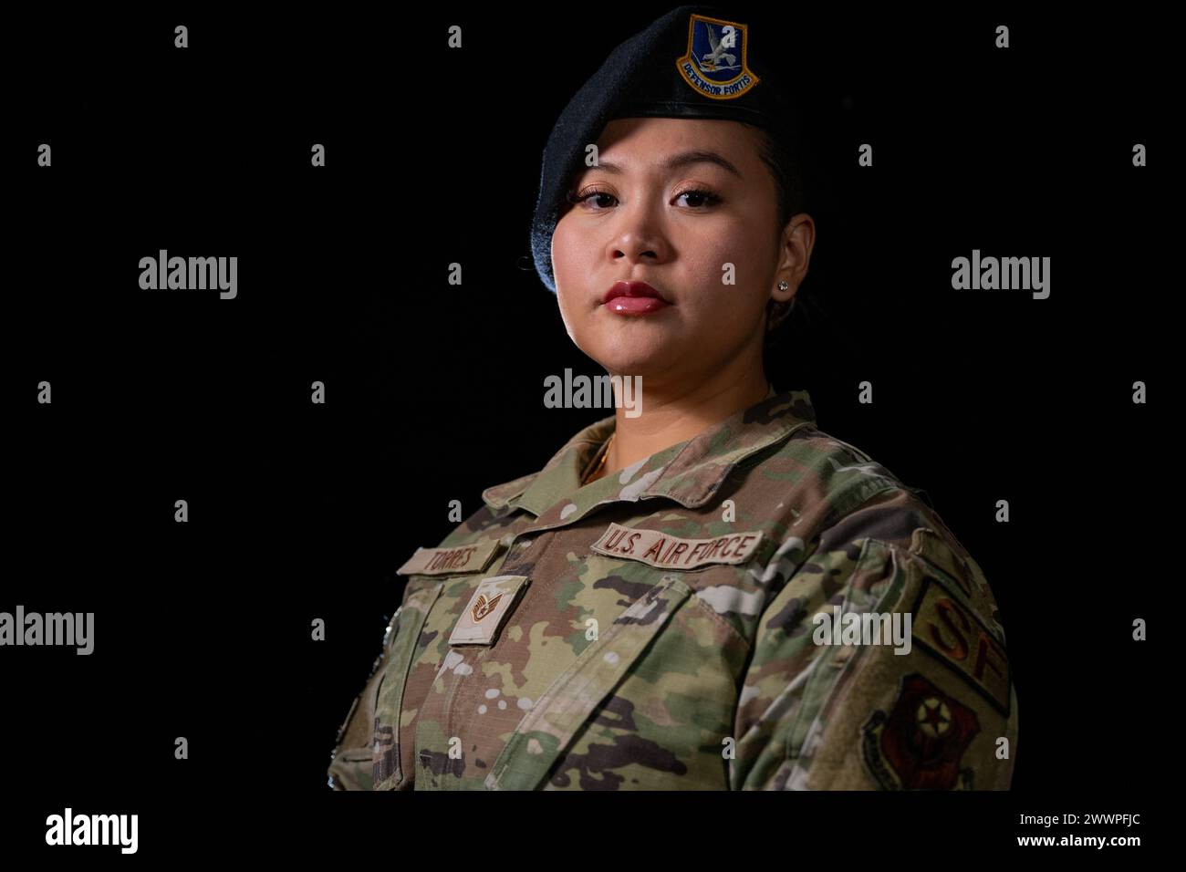 Le Sgt Myka Torres, un contrôleur du centre d'opérations de défense de ...