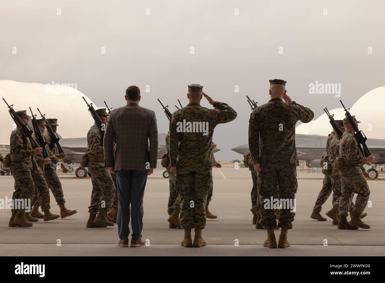 U.S. Marines Lt. Col. Christopher J. Kelly, intermédiaire, commandant ...