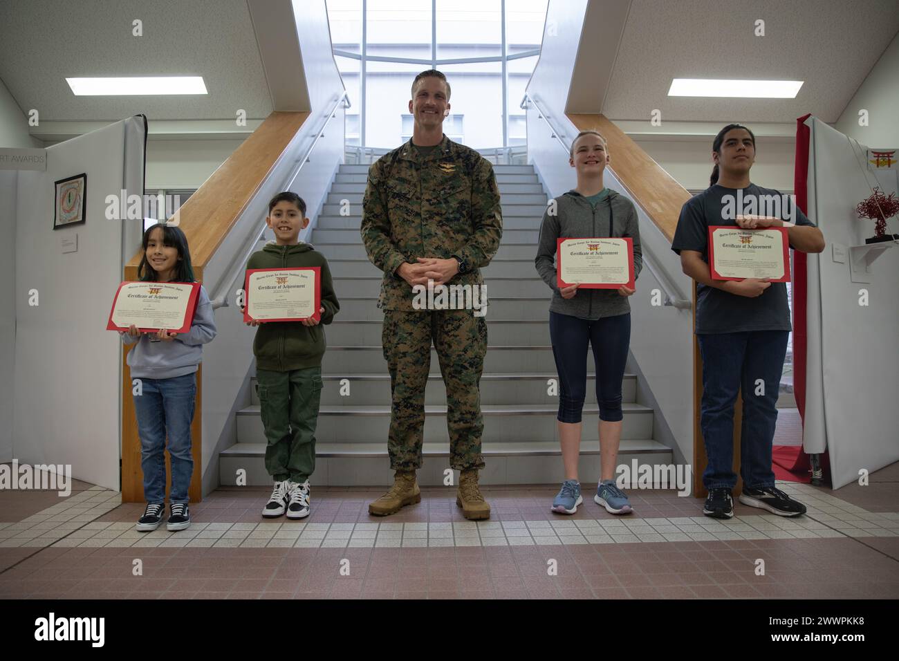 Col. Paul cordes, au centre, commandant de la Marine corps Air Station ...