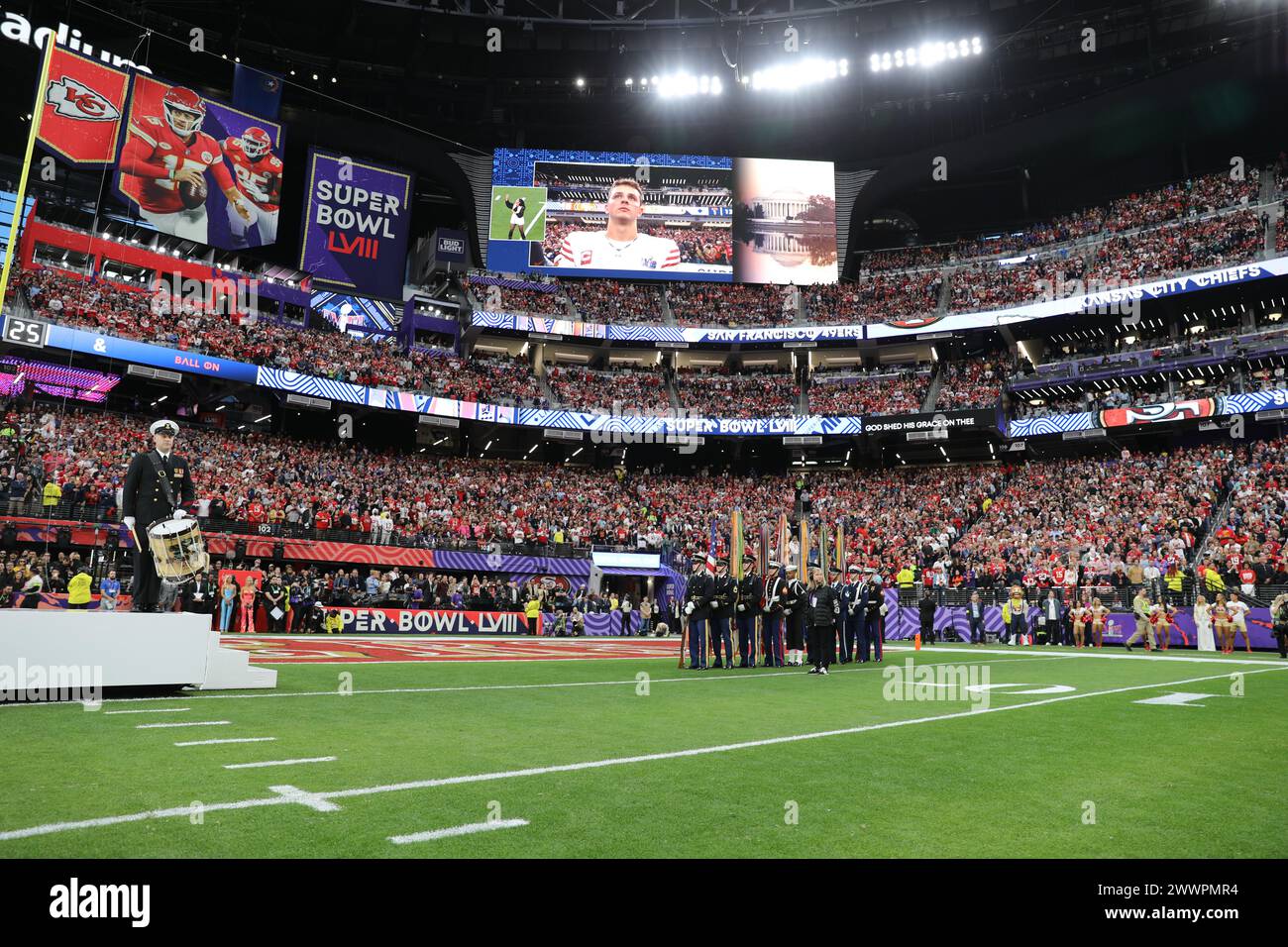 Le joint Armed Forces Color Guard et les batteurs de l'U.S. Navy Band ont présenté les couleurs ...