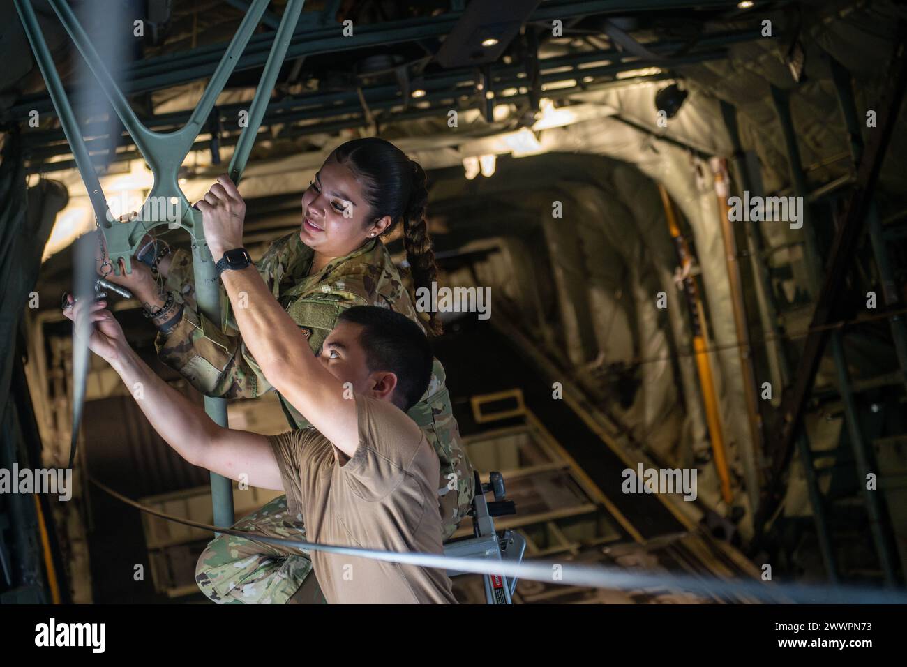 Le sergent Gabriela Don, instructeur du 36e escadron expéditionnaire de ...