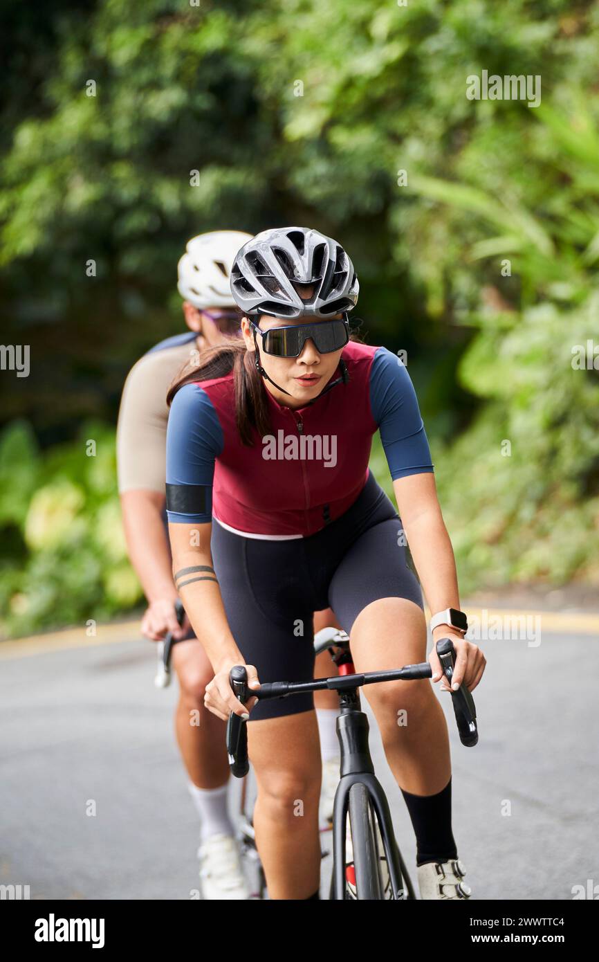 Female bike rider Banque de photographies et d’images à haute ...