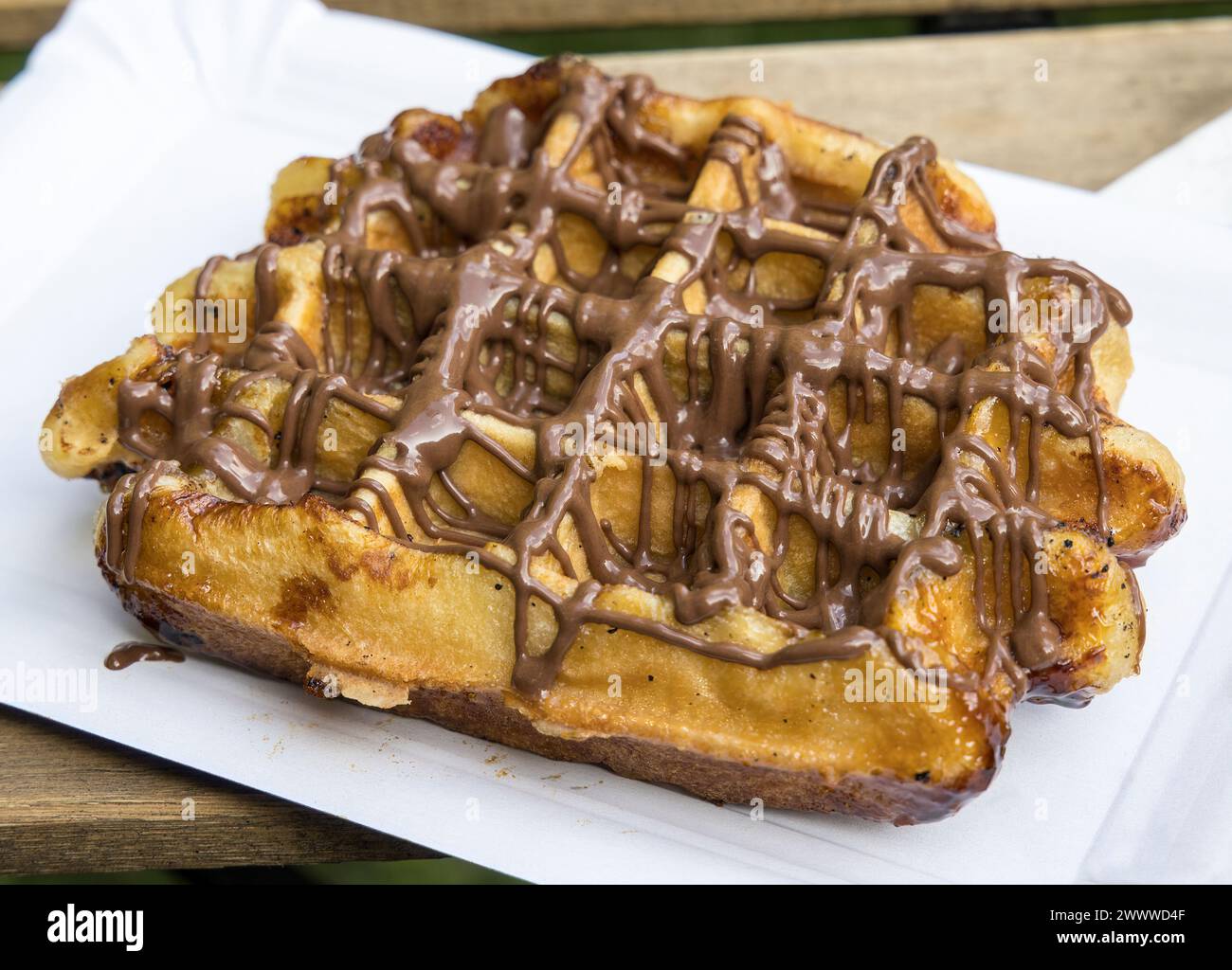 Gaufre au chocolat belge avec fourchette et couteau en bois, Château de ...