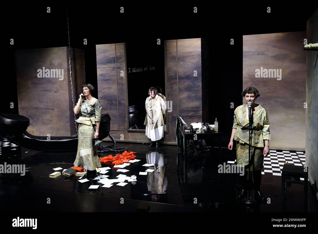 Constanze Becker, Josefin Platt und Maeve Metelka, v.l., während der Fotoprobe für das Stück ...