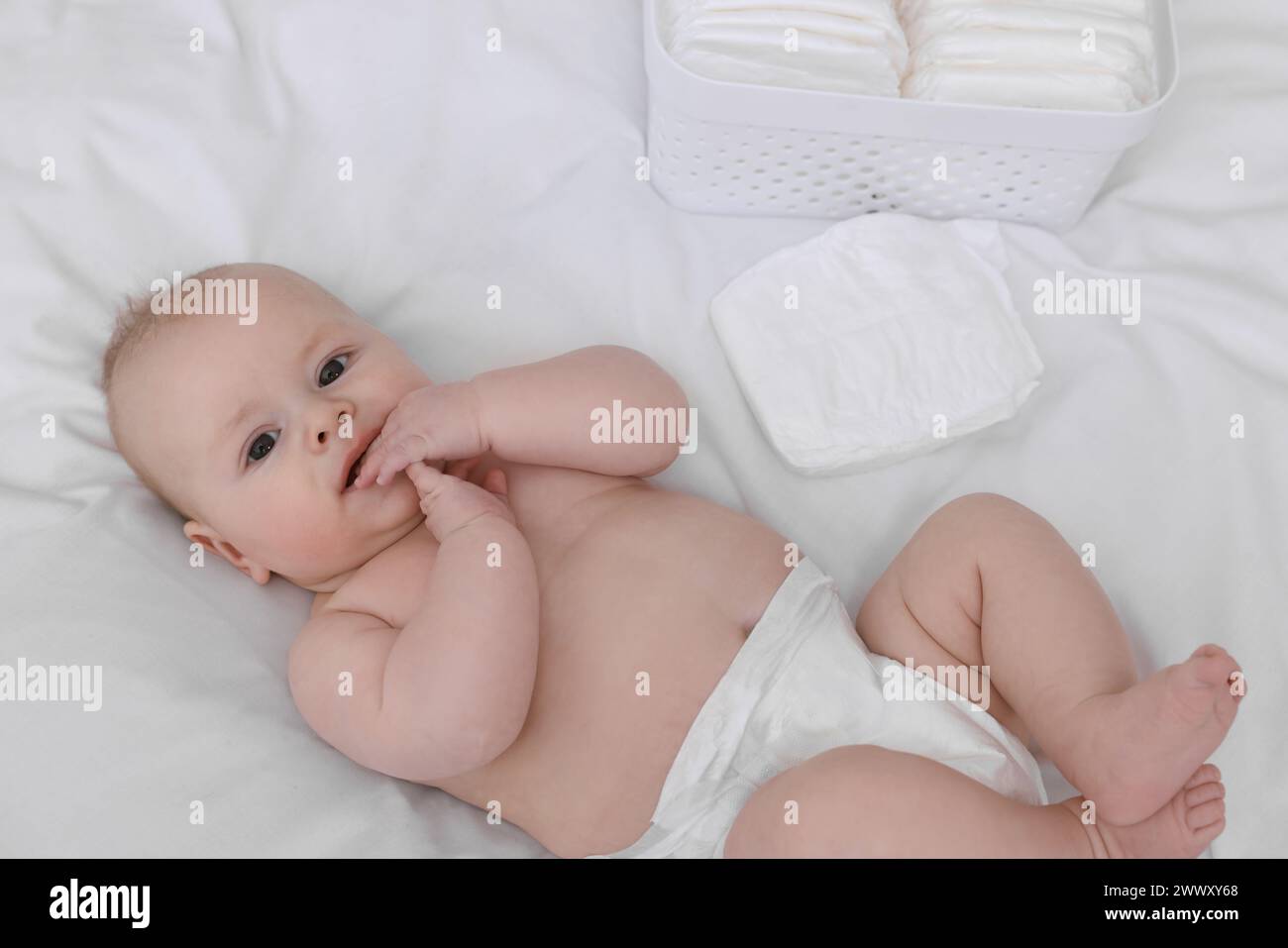 Diapers white background Banque de photographies et d’images à haute ...
