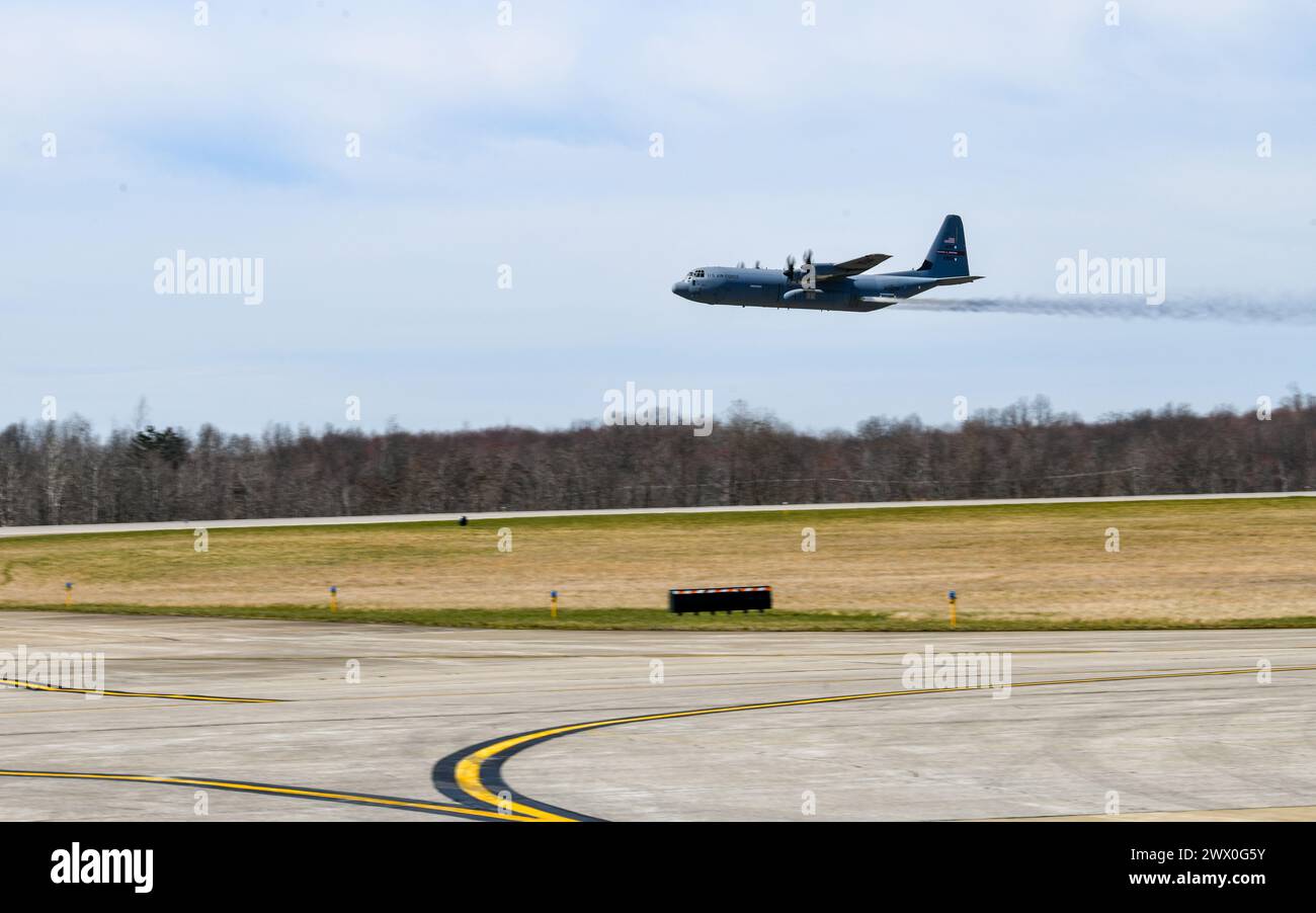 Un avion C-130J-30 Super Hercules de la base aérienne de Keesler, Mississippi, pulvérise de l ...