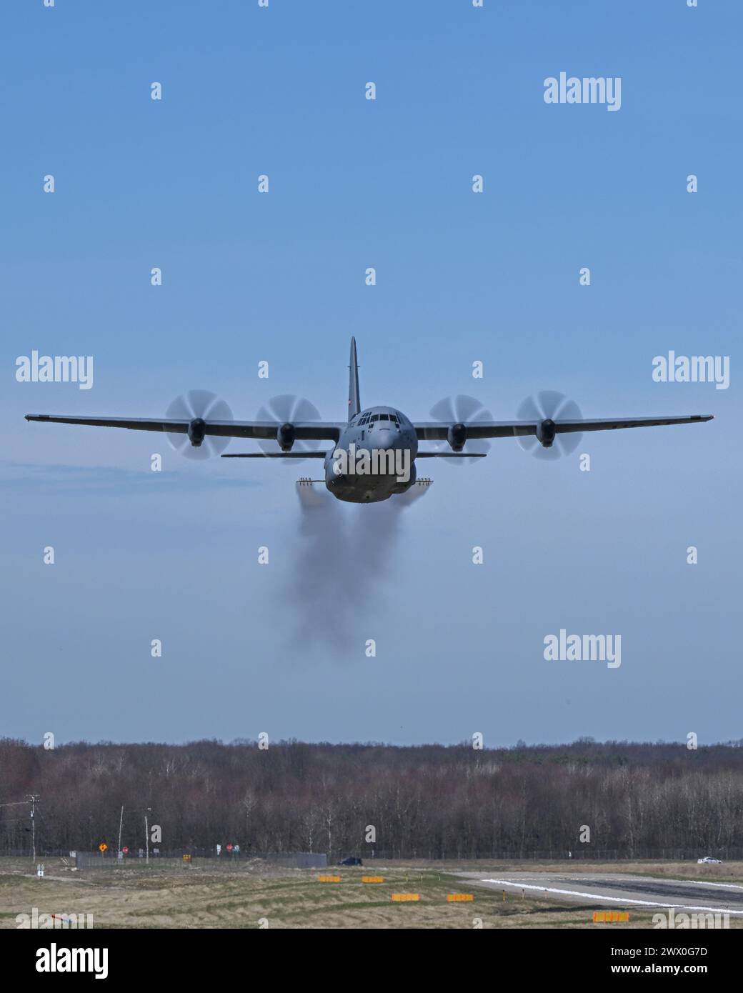 Un avion C-130J-30 Super Hercules de la base aérienne de Keesler, Mississippi, pulvérise de l ...