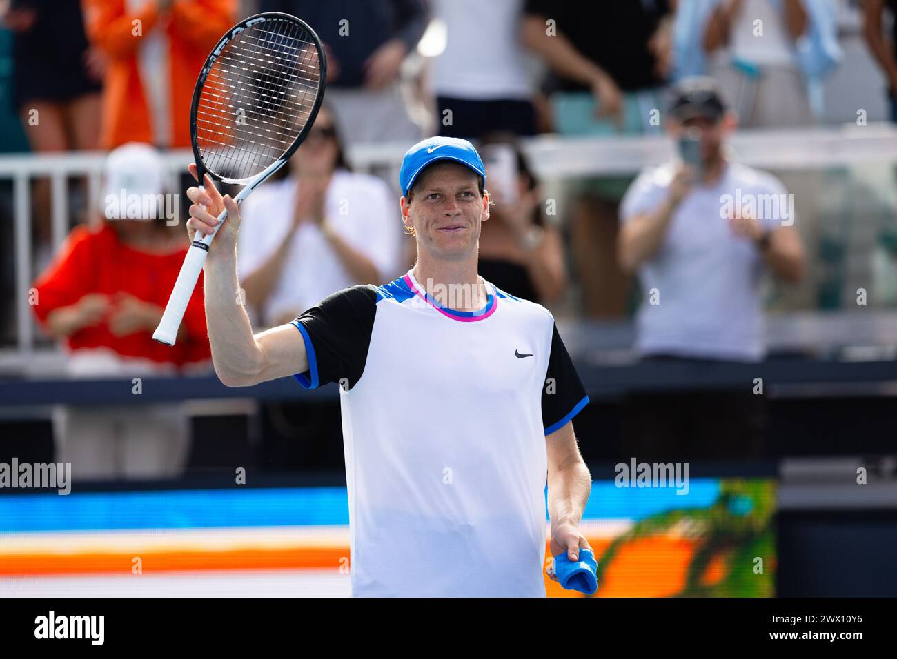 MIAMI GARDENS, FLORIDE - MARS 26 : Jannik Sinner d'Italie célèbre sa victoire contre Christopher ...