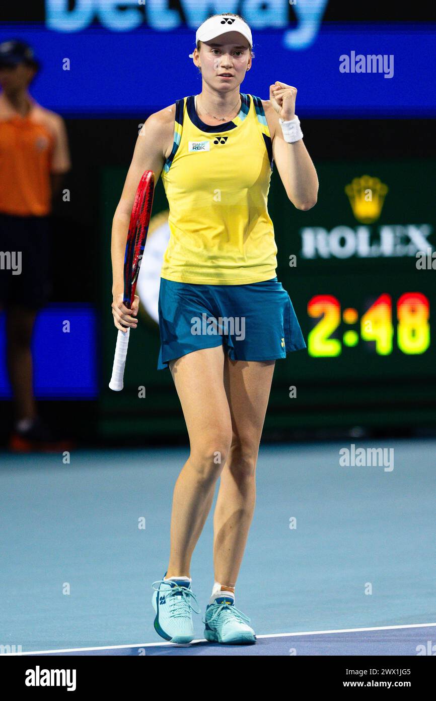 MIAMI GARDENS, FLORIDE - MARS 26 : Elena Rybakina du Kazakhstan pompe ...