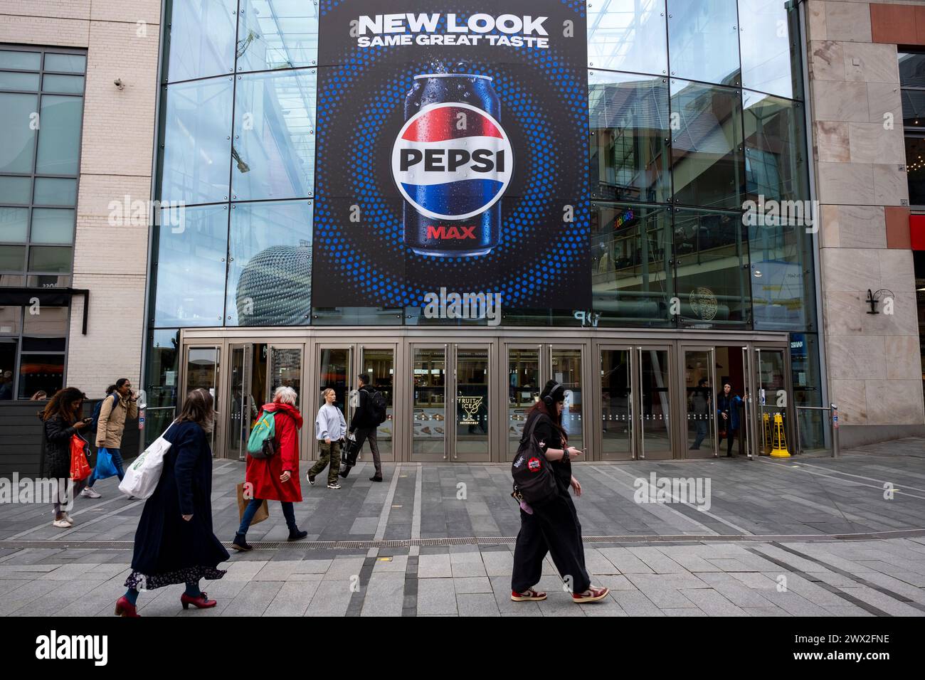 Nouveau logo Pepsi affiché sur les panneaux publicitaires le 21 mars ...