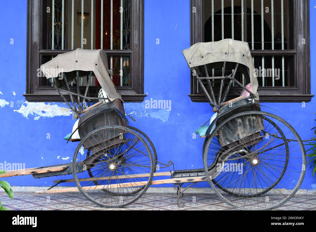Blue mansion Banque de photographies et d’images à haute résolution - Alamy