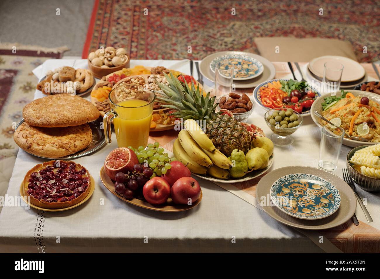 Vue en angle élevé pas de personne prise de vue de Uraza Bayram table ...