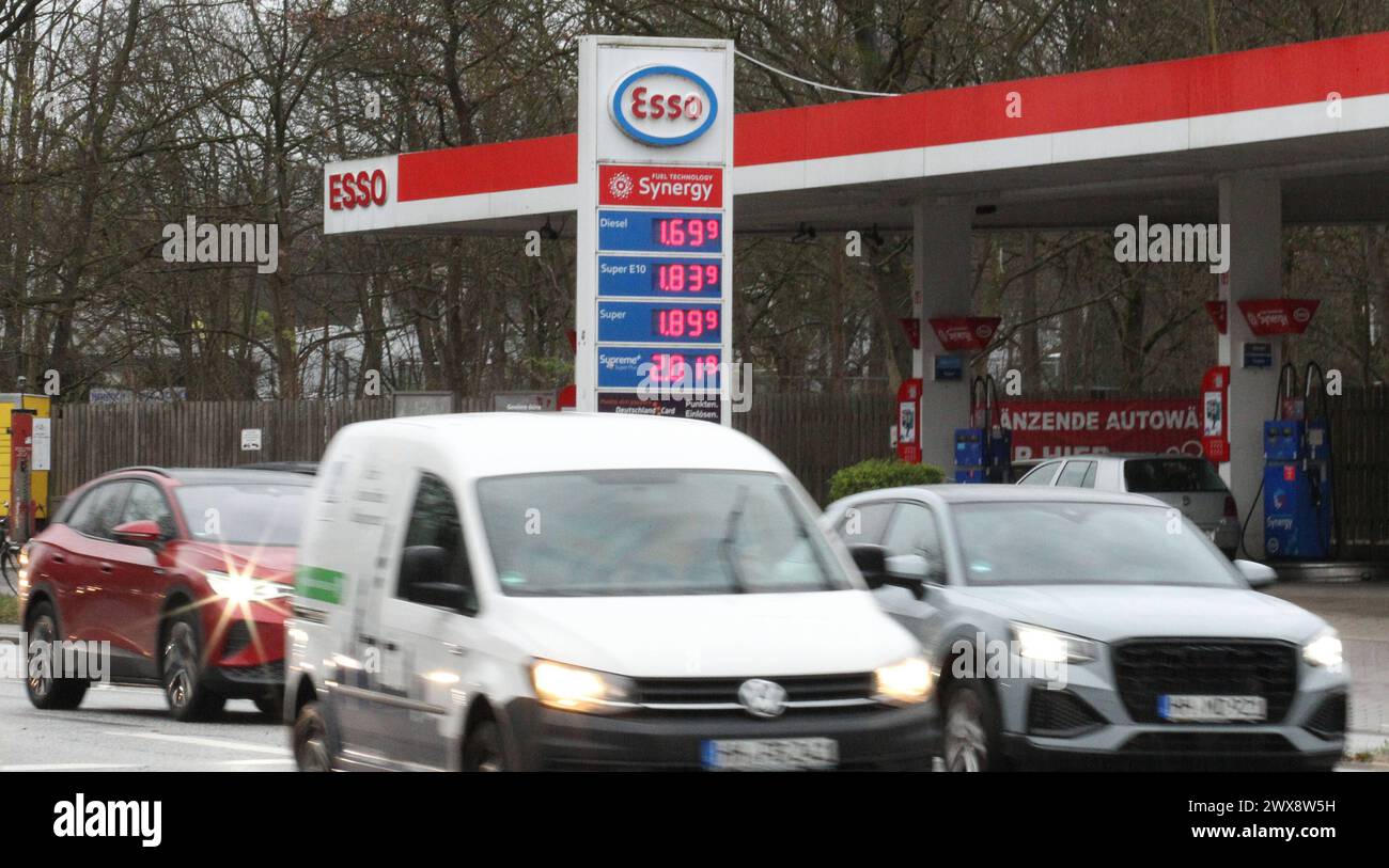 Tanktafel an einer Tankstelle von Esso an der Barmbeker Straße mit ...
