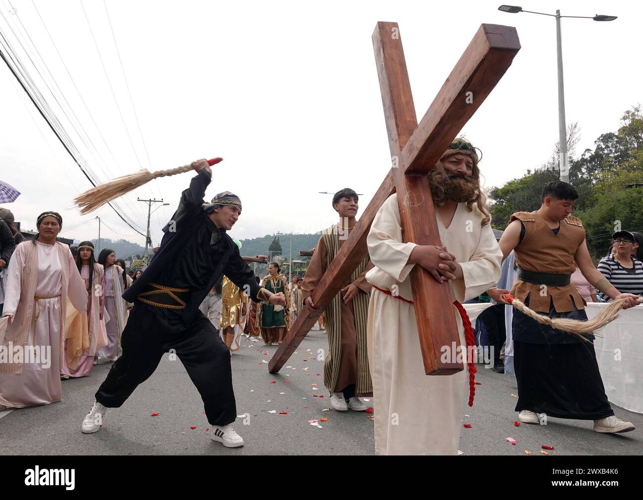CUENCA-VIACRUSIS-SEMANA SANTA-TURI Cuenca, Équateur 29 de marzo de 2024. Descalzo y con una cruz ...