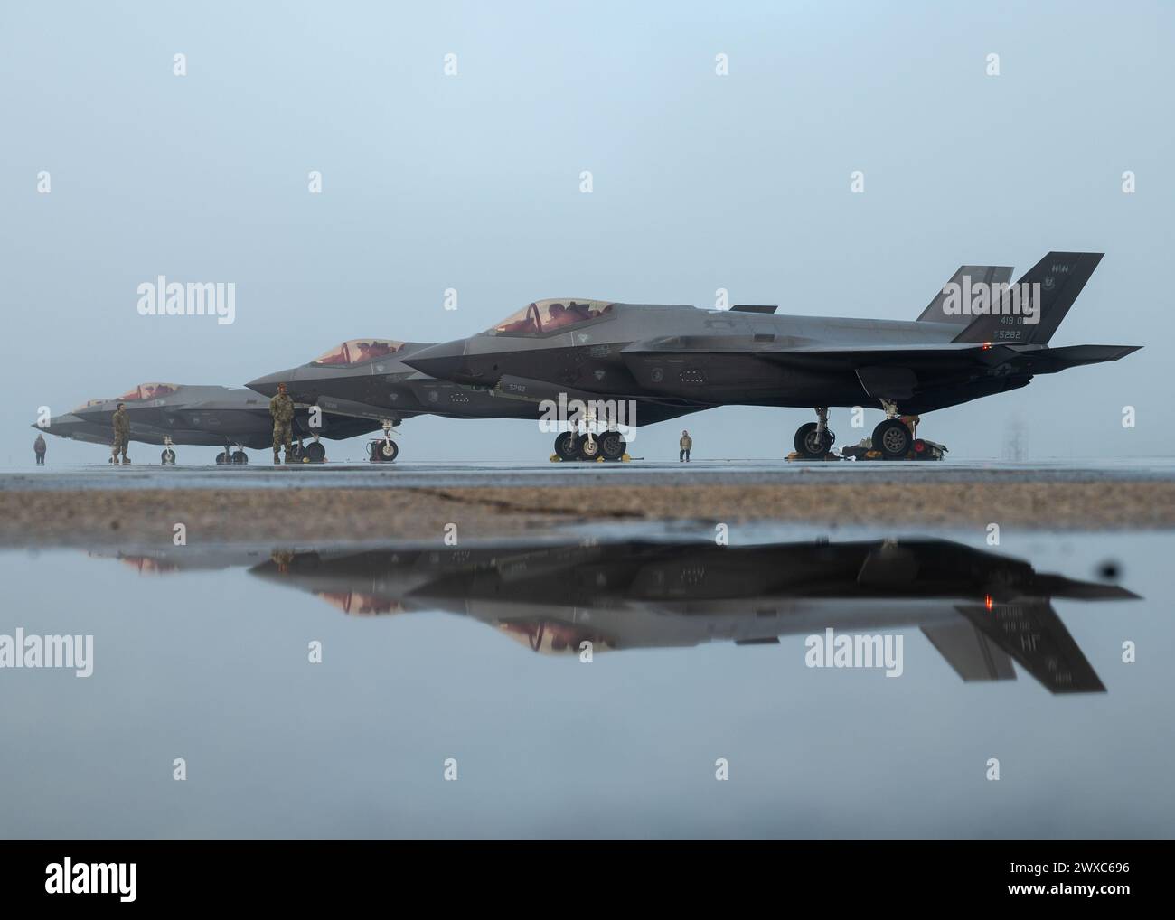 Des aviateurs de l'US Air Force du 34th Fighter Squadron et de l ...