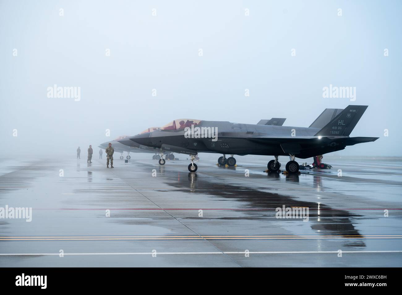 Des aviateurs de l'US Air Force du 34th Fighter Squadron et de l ...