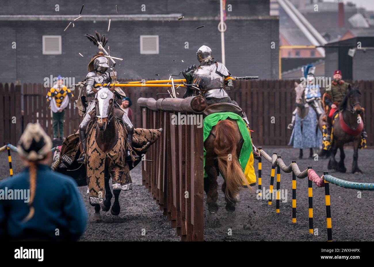 Les participants prennent part au tournoi International Jousting au Royal Armouries Museum de ...
