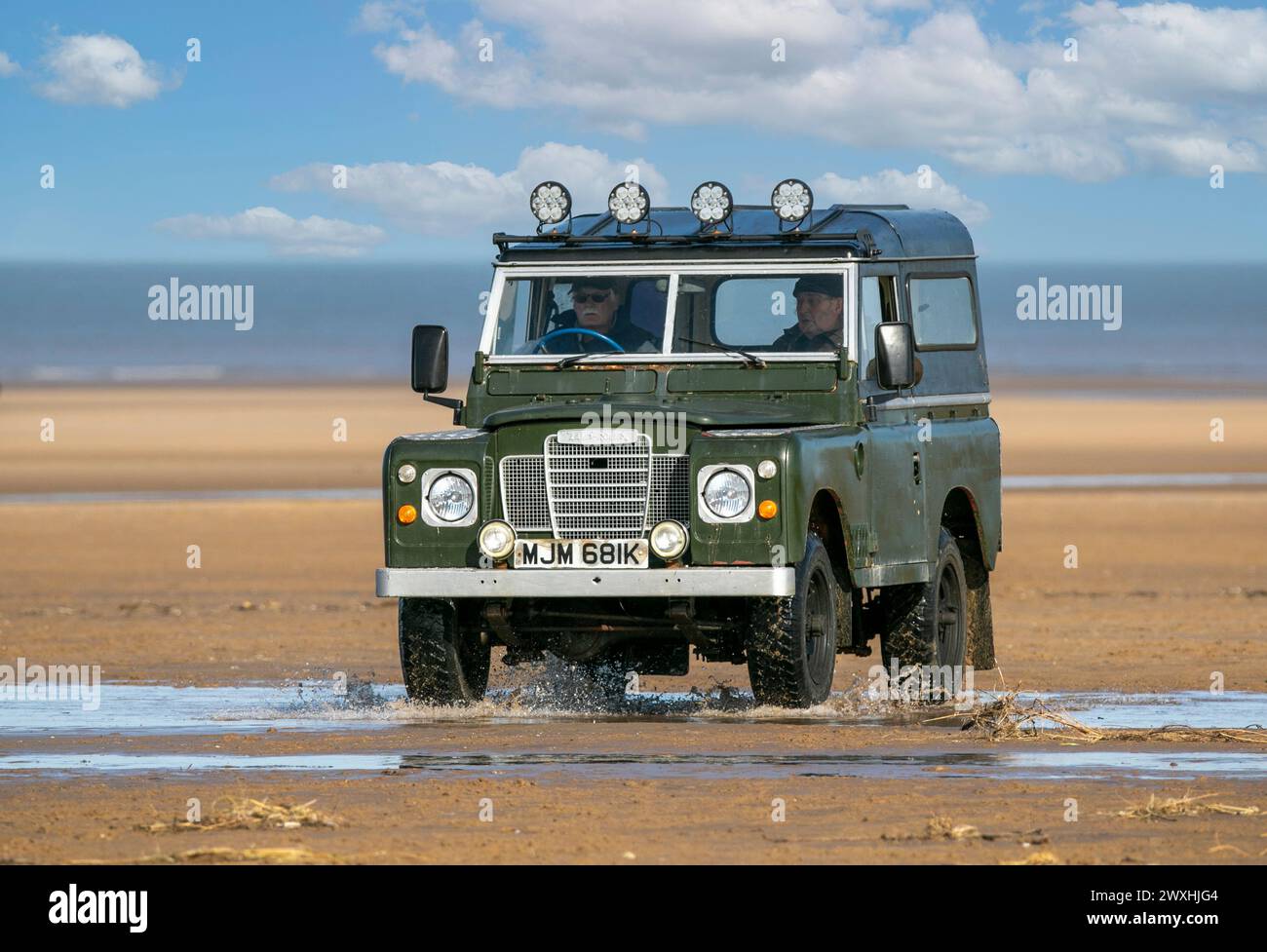 Land rover defender 1972 Banque de photographies et d’images à haute ...