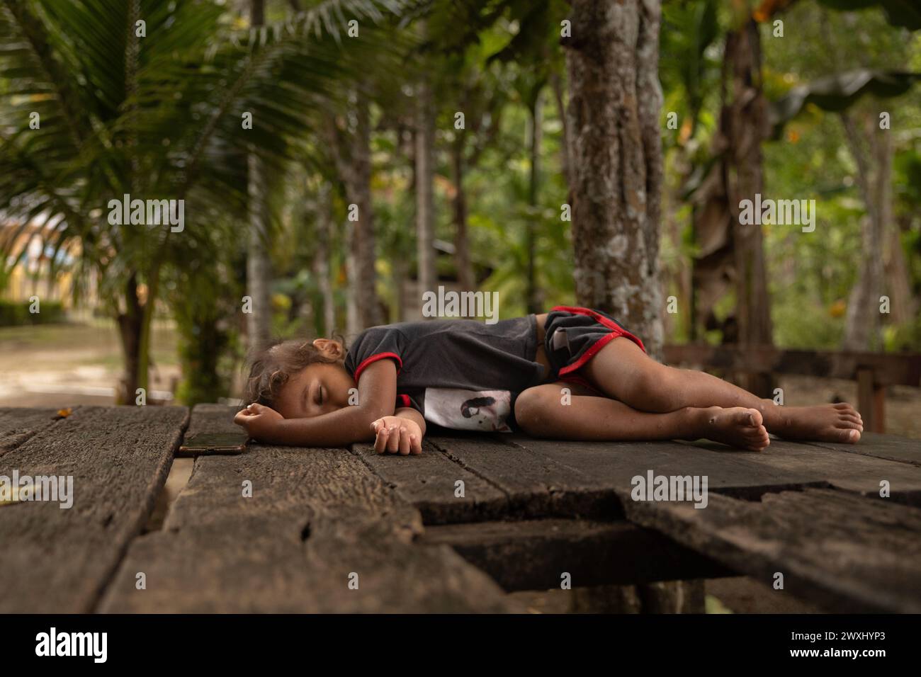 INDONÉSIE, ÎLE KRI - 25 JANVIER 2024 : une petite fille d'une famille ...