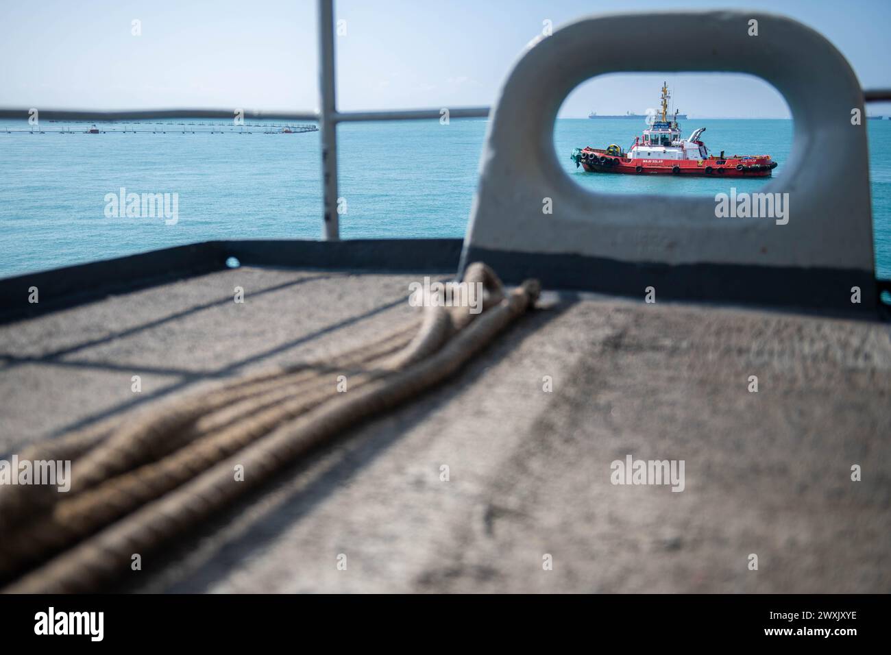 RÉPUBLIQUE DE SINGAPOUR (24 mars 2024) Un remorqueur arrive aux côtés ...