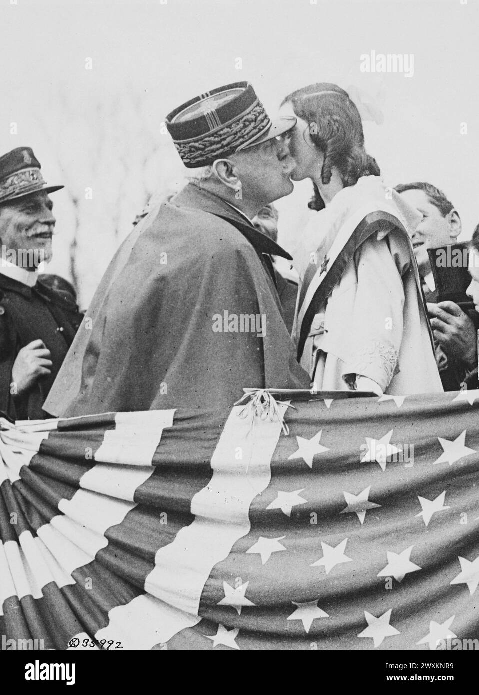 Marie bisous Banque d'images noir et blanc - Alamy