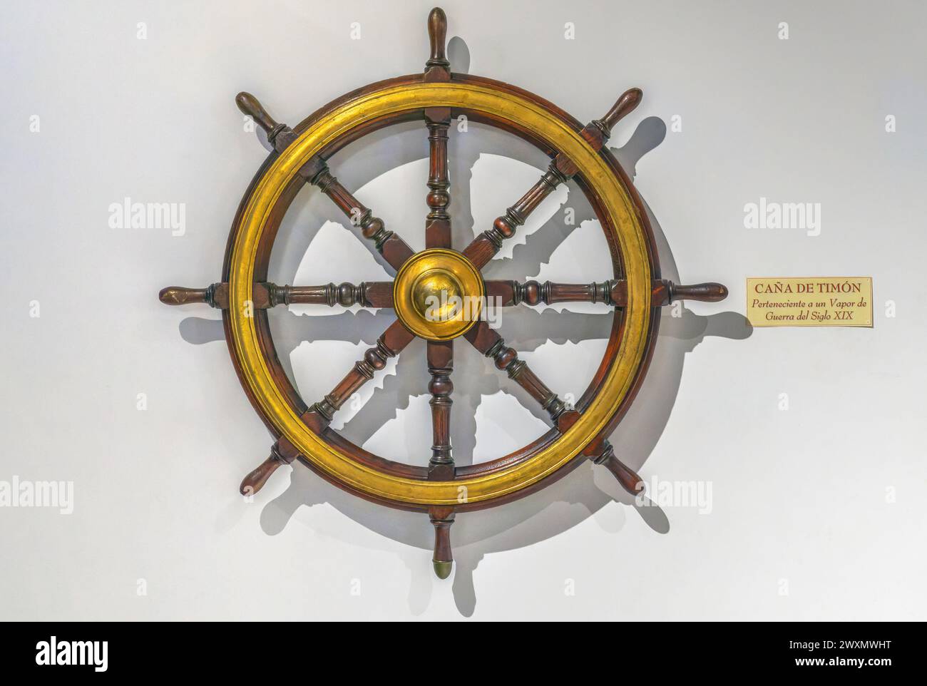 Vieux gouvernail de bateau en bois Banque de photographies et d’images à haute résolution - Alamy