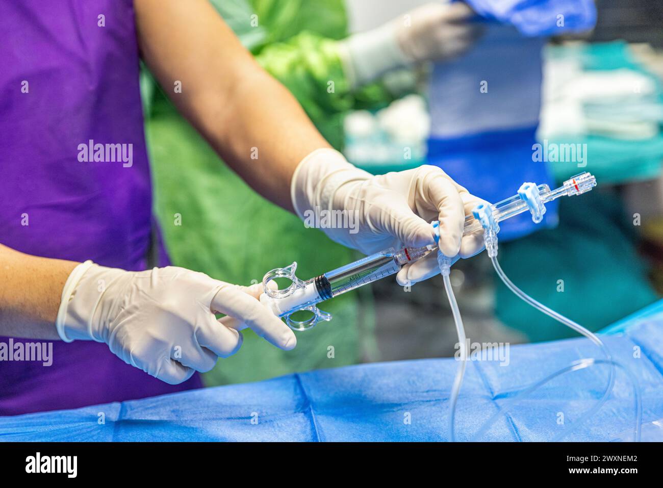 La procédure d'insertion d'un cathéter à double lumière dans un patient ...