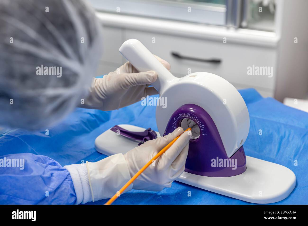 Outil jetable de sertissage de valvule cardiaque. Dans la salle d ...