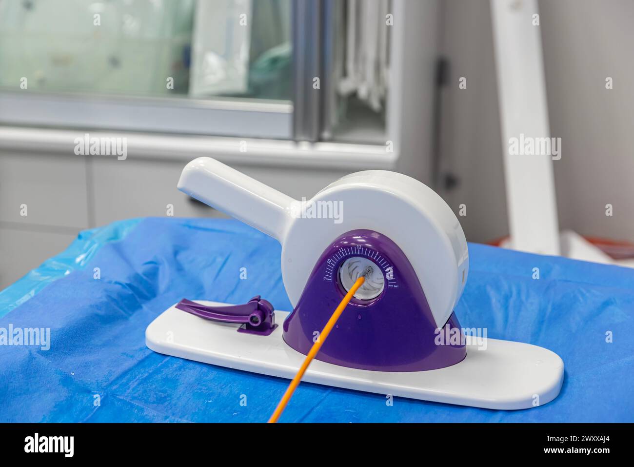 Outil jetable de sertissage de valvule cardiaque. Dans la salle d ...