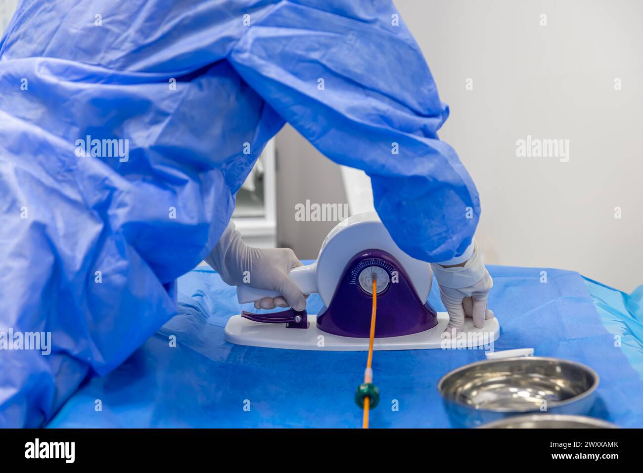 Outil jetable de sertissage de valvule cardiaque. Dans la salle d ...