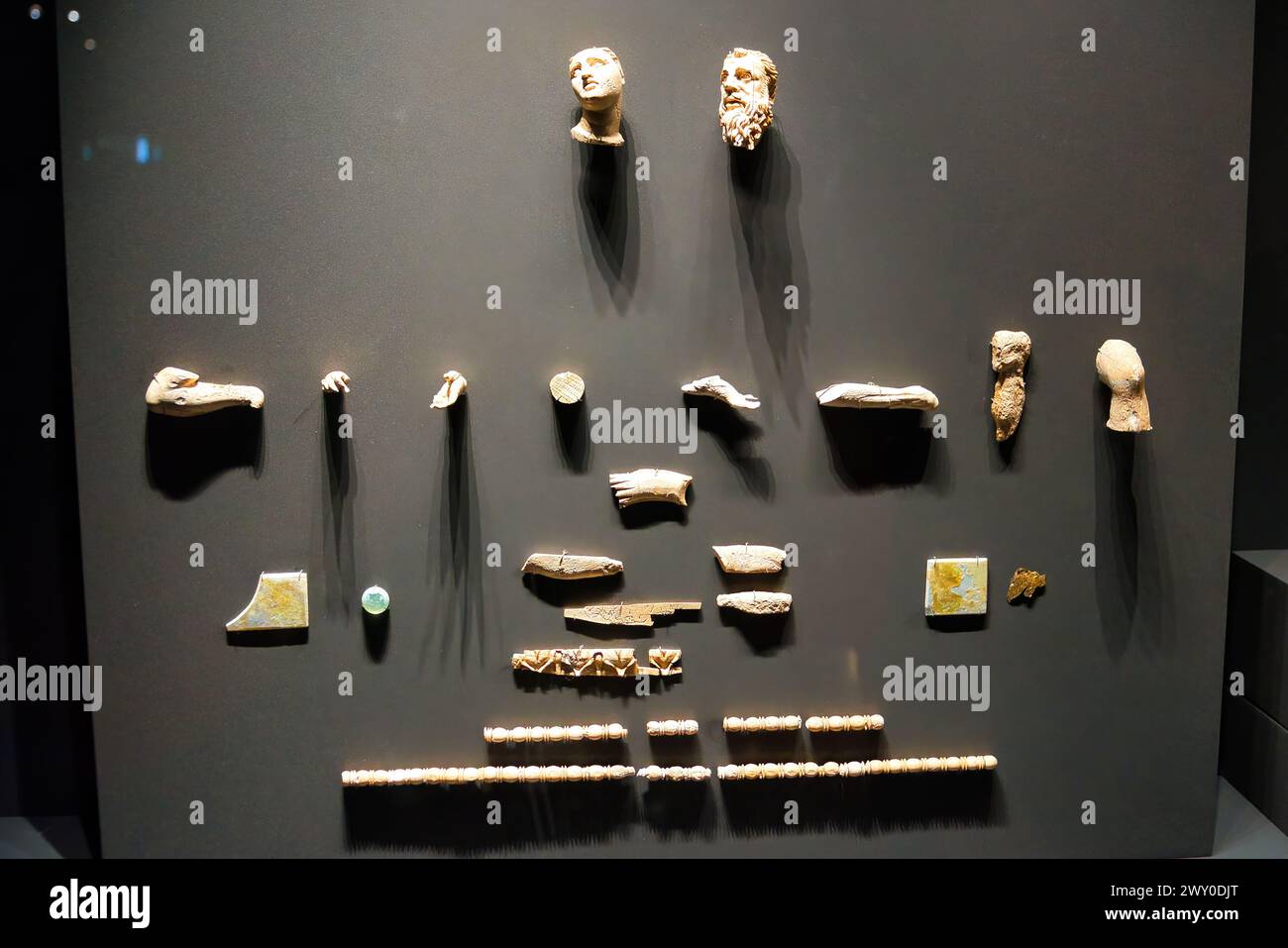 Le Musée des tombes royales d'Aigai (Vergina), en Grèce, est centré ...