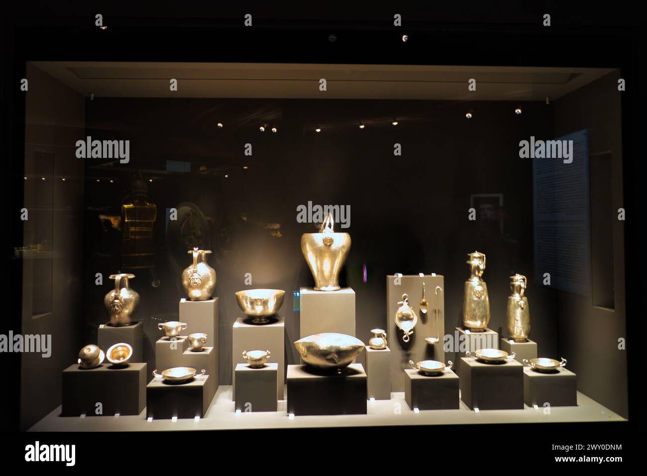 Musée des tombes royales d'Aigai (Vergina), en Grèce, centré autour des ...