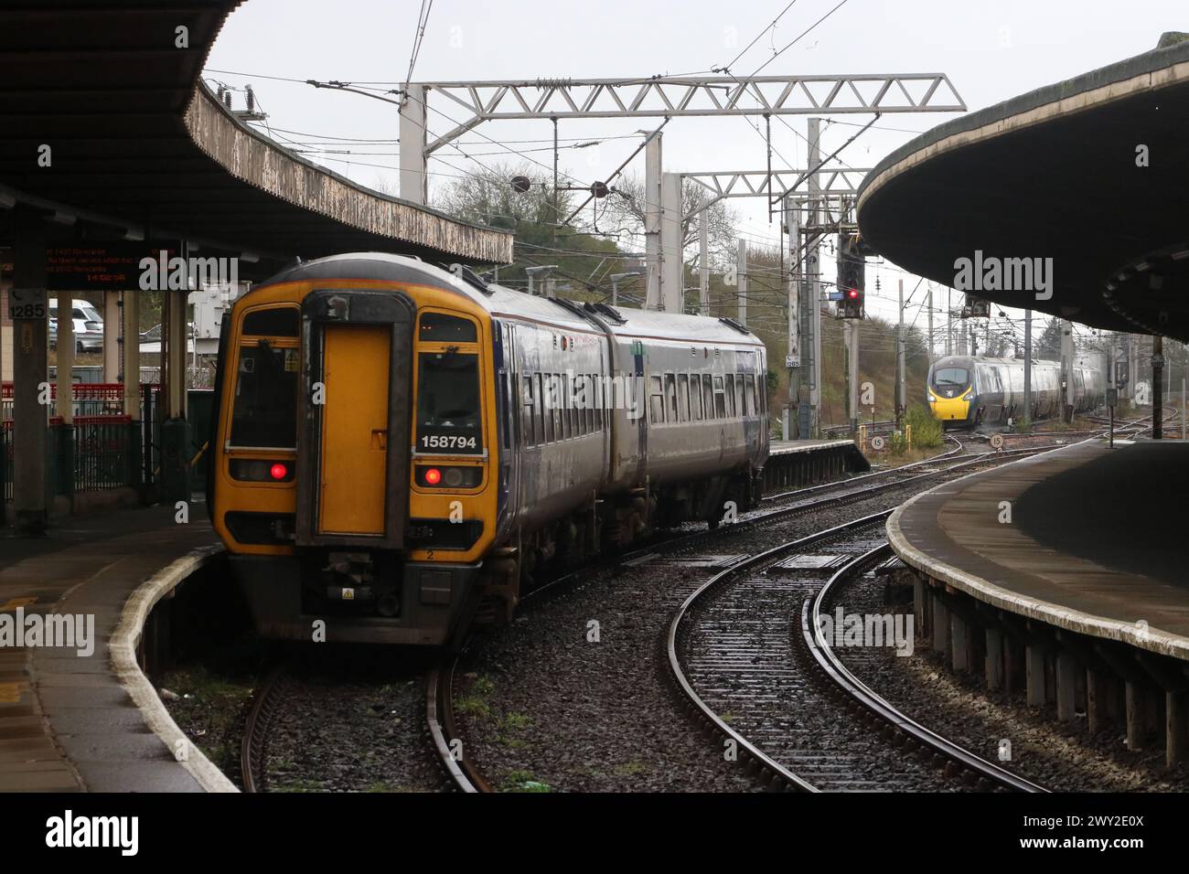 Les trains du Nord transportent le sprinter dmu à la gare de Carnforth ...