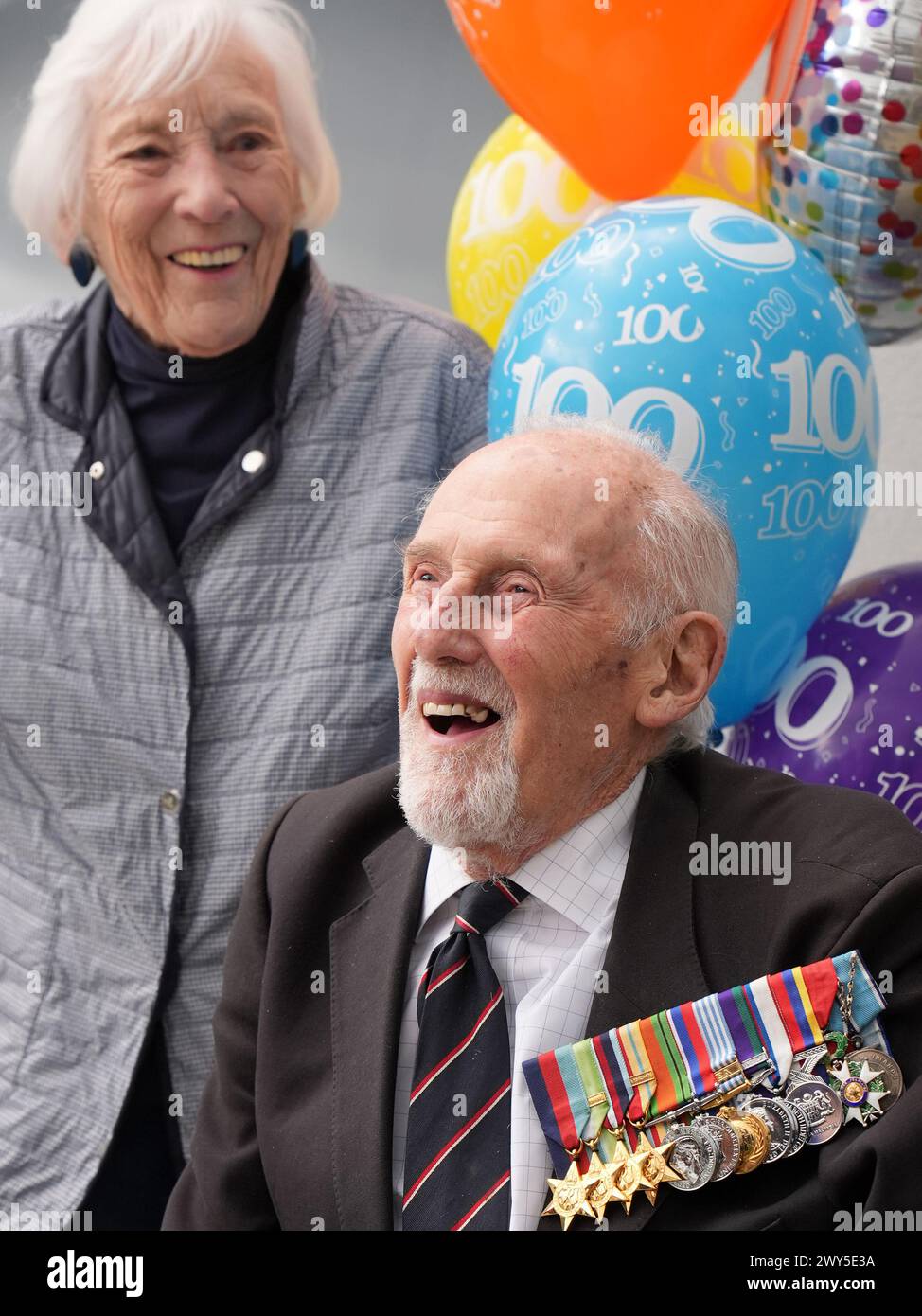 John Roberts, vétéran du jour J, célèbre son 100e anniversaire avec sa femme Gillian à ...