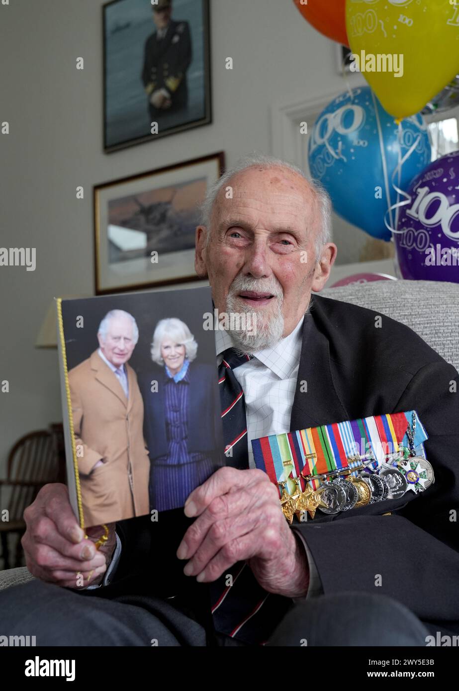 John Roberts, vétéran du jour J, ouvre une carte du Roi et de la Reine ...