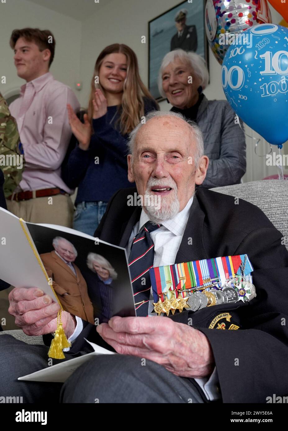 John Roberts, vétéran du jour J, ouvre une carte du Roi et de la Reine ...