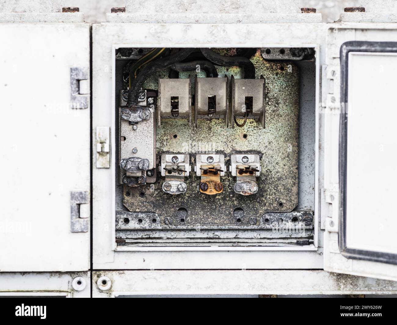 Vue rapprochée d'une boîte à fusibles électrique usagée et corrodée ...