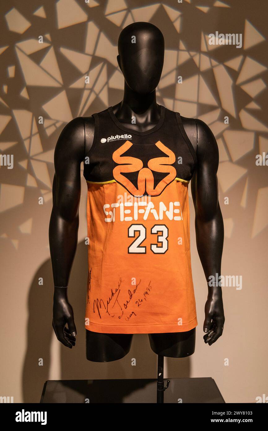 Michael Jordan Stefanel Trieste 1985 a porté le maillot en avant ...
