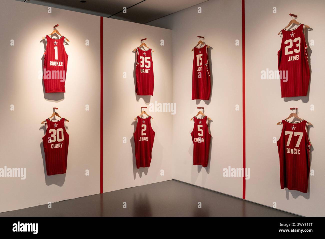 Maillots usés de l'équipe West du match NBA All-Star 2024 exposés lors ...