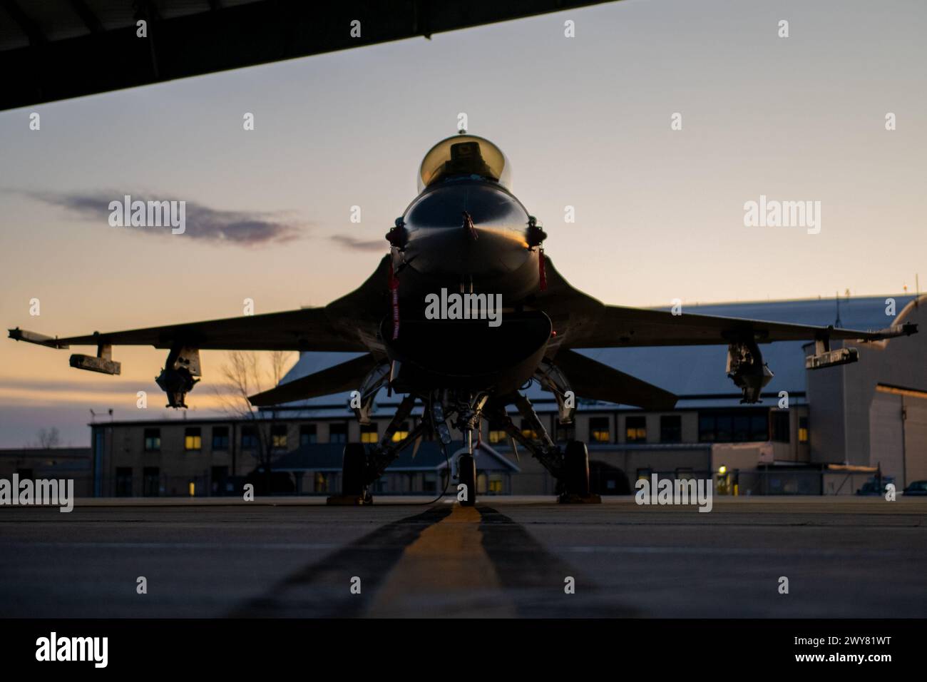 Un F-16 Fighter Falcon, affecté à la 122nd Fighter Wing, est assis sur ...