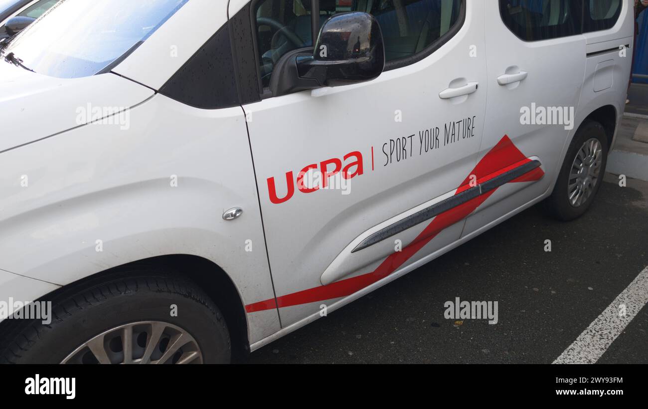 Bordeaux , France - 04 02 2024 : marque de signe UCPA et logo de texte ...
